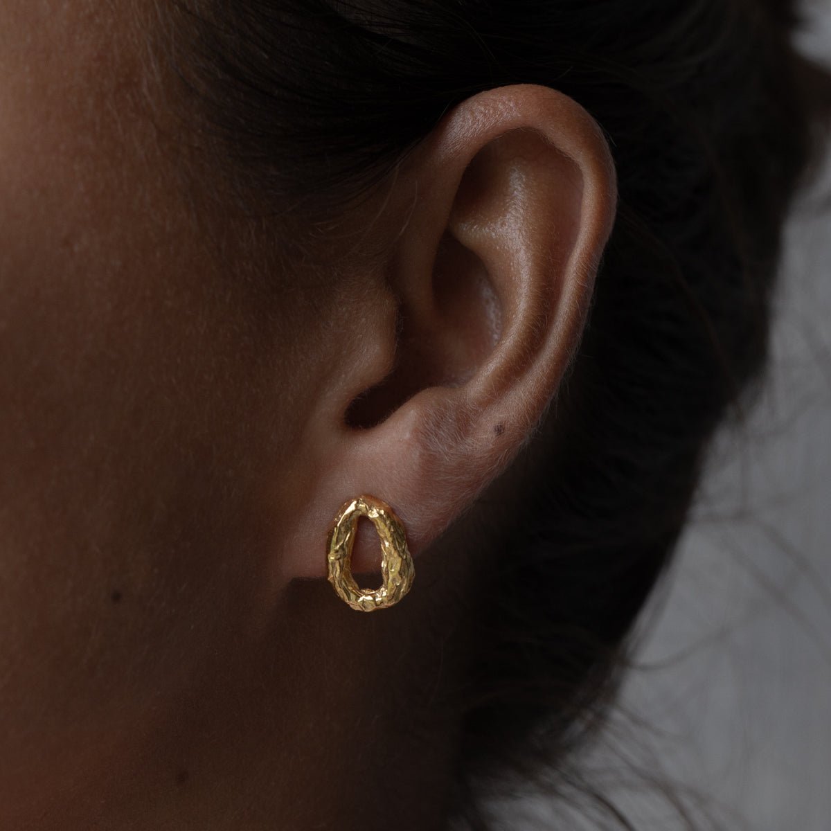 ULA CLOSED LOOP EARRINGS | 24K GOLD PLATED