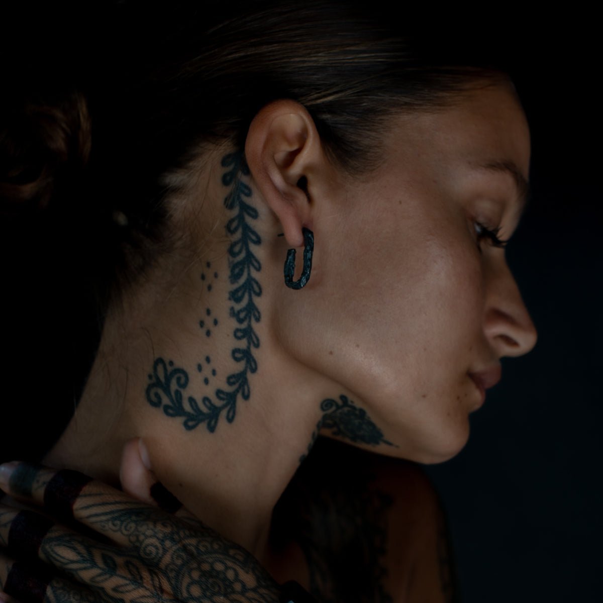 ULA OPEN LOOP EARRINGS | OXIDIZED 925 STERLING SILVER